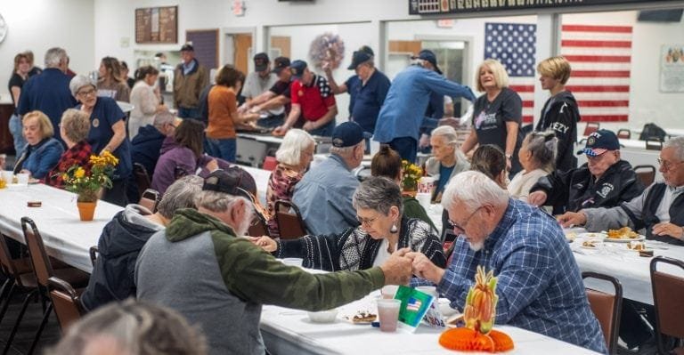 Veterans cook Thanksgiving dinner and serve it free to the community ...